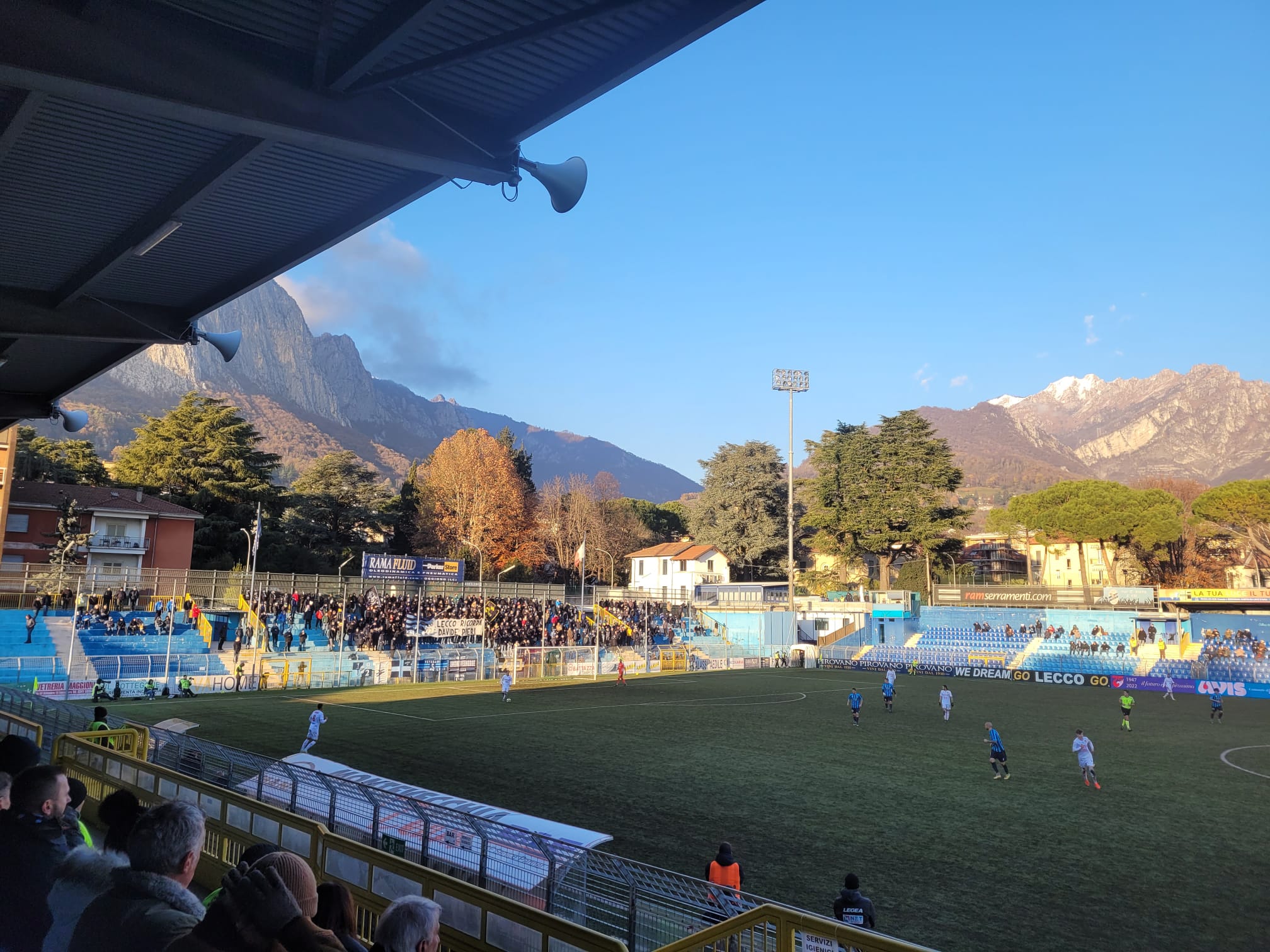Lecco, i colori del lago e dei suoi tifosi - Rivista Contrasti